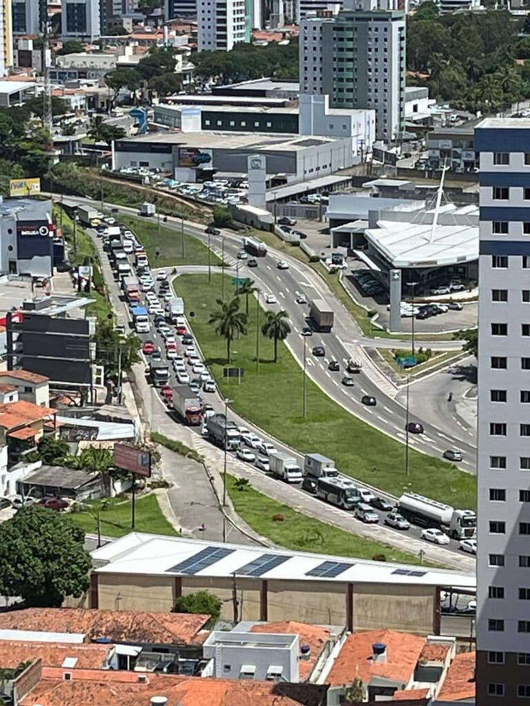 Faixa interditada causa engarrafamento quilométrico na BR 230, em João ...